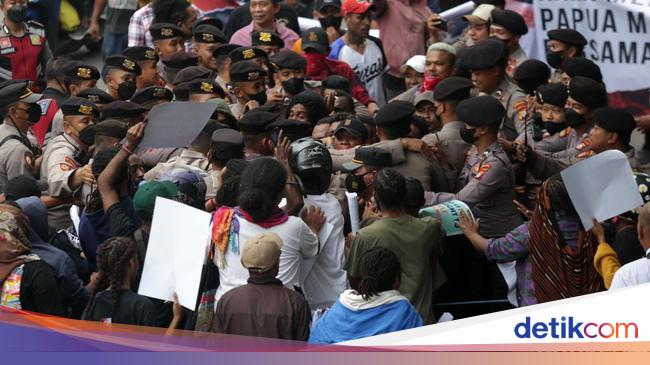 Sempat Ricuh, Polisi Berhasil Urai Massa Aksi di Depan Kantor PBB Jakarta