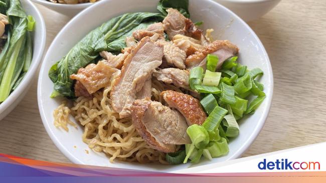 Bakmie Daging Legenda: Gurihnya Bakmi Topping Brisket dan Bebek Peking