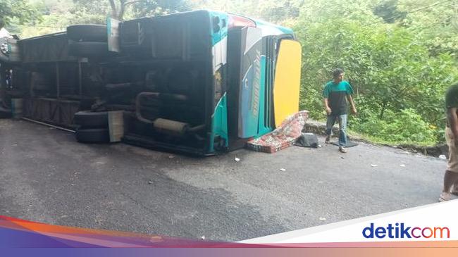 Rem Blong Bikin Bus Rombongan Unri Kecelakaan Beruntun-Terbalik di Sumbar