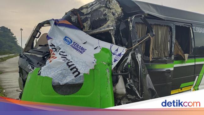 2 Orang Tewas-4 Luka Berat dalam Kecelakaan Minibus di Tol Rangkasbitung