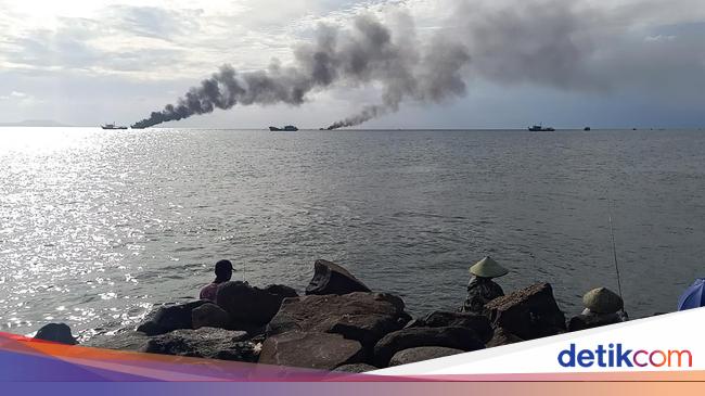 Satu dari 3 Kapal Nelayan Terbakar di Perairan Pengambengan Tenggelam