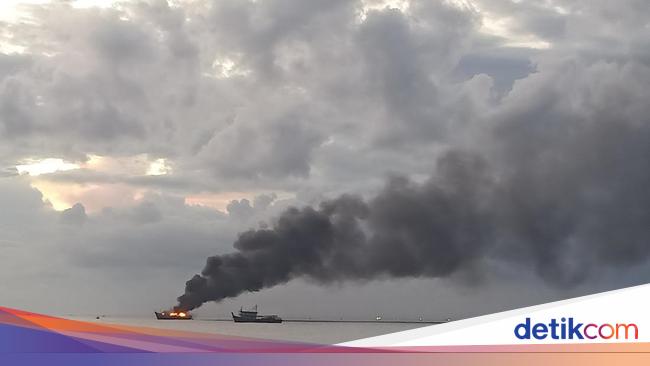 Kebakaran 3 Kapal Nelayan di Pengambengan, 9 Korban Dipastikan Selamat