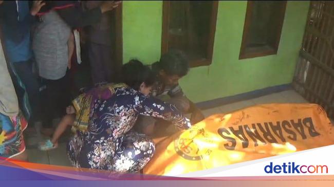 Tangis Keluarga Pecah Saat Korban Longsor Sumedang Tiba di Rumah Duka