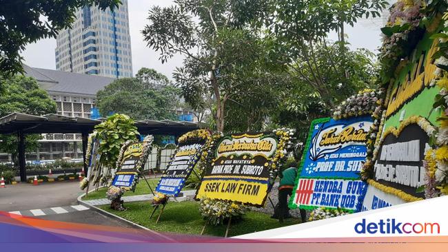 Karangan Bunga Berjejer di Kementerian ESDM Antar Kepergian Subroto