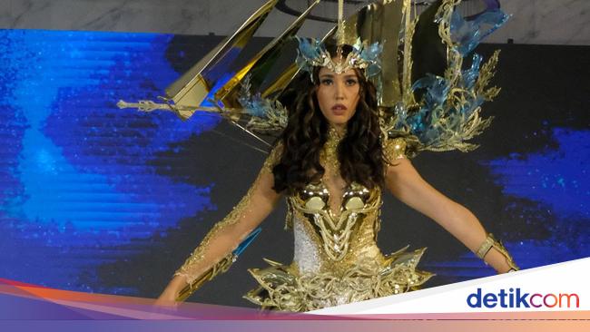 Laksmi De Neefe Bawa Kapal Phinisi Berat 6 kg ke Miss Universe 2022