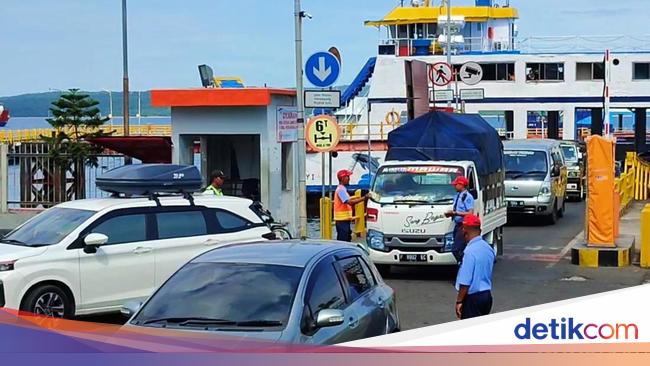 Pelabuhan Ketapang Diserbu Wisatawan yang Hendak ke Bali Jelang Nataru