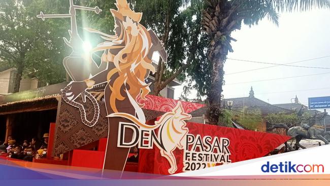 Pawai Pembukaan Denfest 2022 Molor gegara Hujan Deras Pawai Pembukaan Denfest 2022 Molor gegara Hujan Deras