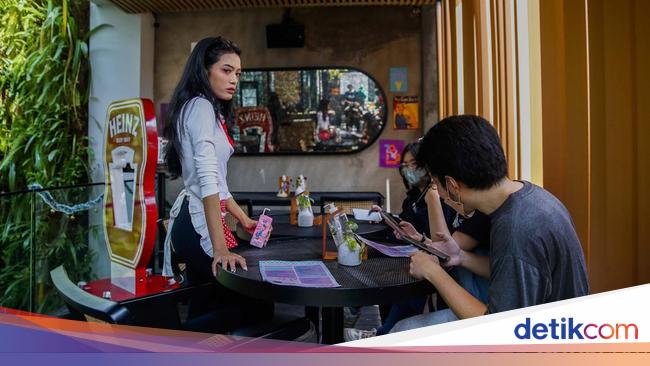 Wajah-wajah Jutek Bikin Emosi di Karen's Diner
