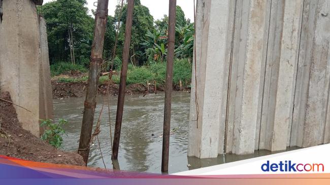 Hampir Selesai, Proyek Turap di Kali Angke Kembangan Sisa 1 Meter