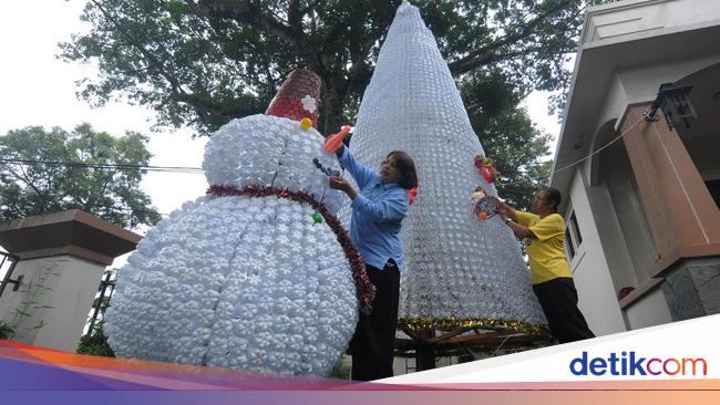 Nggak Biasa, Deretan Pohon Natal Ini dari Bambu hingga Botol Plastik