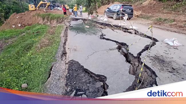 Ironi Jalan Nasional di Enrekang Bertahun-tahun Rusak Tak Dihiraukan Pusat Ironi Jalan Nasional di Enrekang Bertahun-tahun Rusak Tak Dihiraukan Pusat
