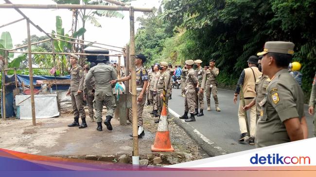 Satpol PP Tertibkan 200 PKL di Kawasan Puncak Bogor