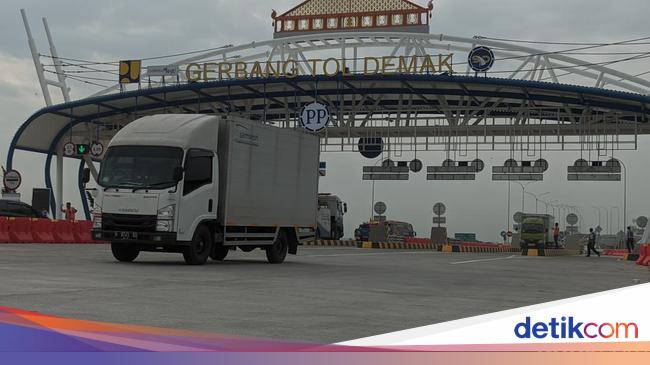 Suasana Terkini Tol Semarang-Demak yang Dibuka Gratis Mulai Hari Ini Suasana Terkini Tol Semarang-Demak yang Dibuka Gratis Mulai Hari Ini