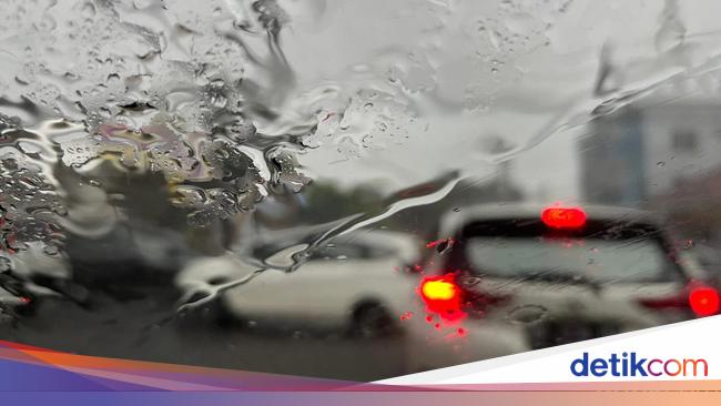 BMKG Makassar Keluarkan Peringatan Dini Hujan Lebat-Angin Kencang hingga Sore