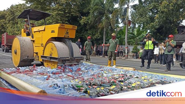 2.1615 Botol Miras Hasil Operasi di Kota Blitar 2 Bulan Dimusnahkan