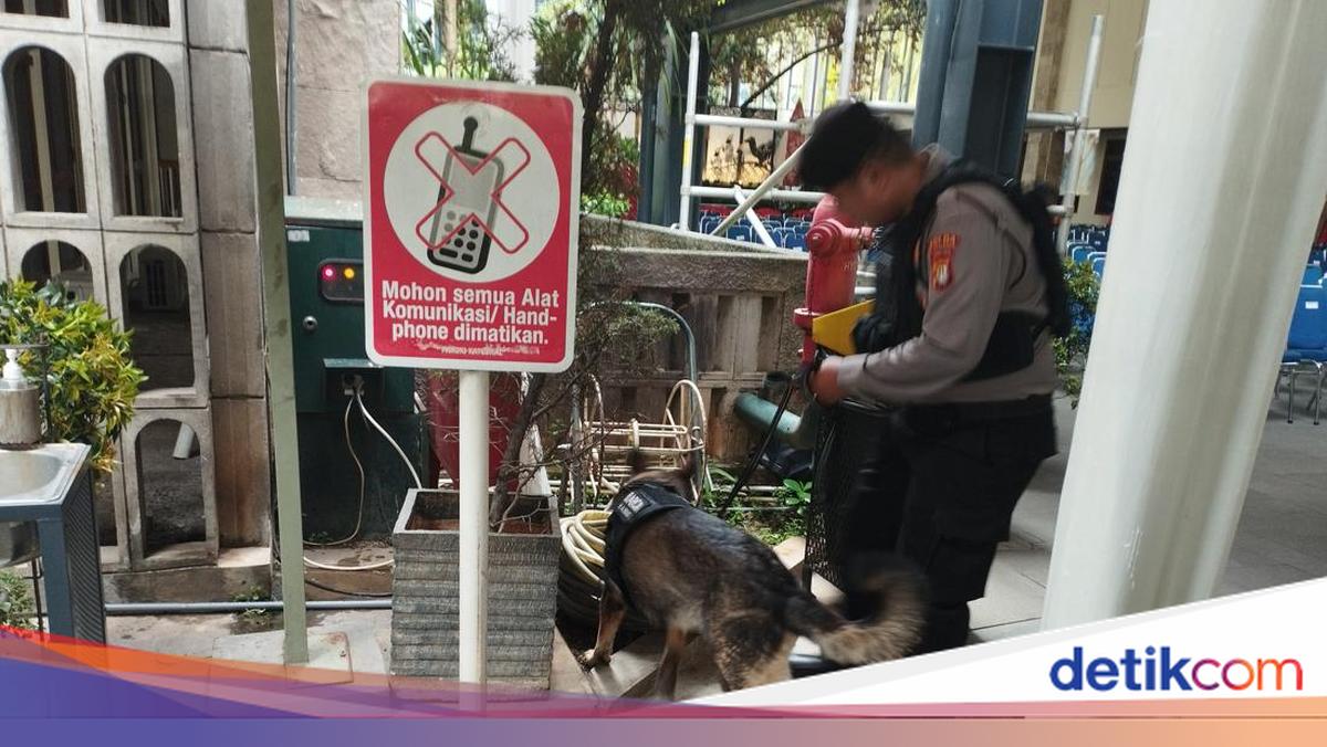 Tim Gegana Cek Keamanan Gereja Katedral Jakarta Jelang Misa Natal