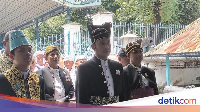 Putra Tertua Raja Keraton Solo PB XIII Ganti Nama Jadi KGPH Hangabehi