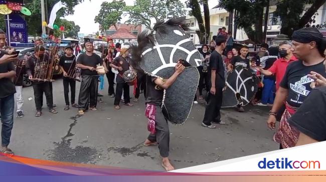 Magisnya Tari Kuda Lumping Asal Ponorogo