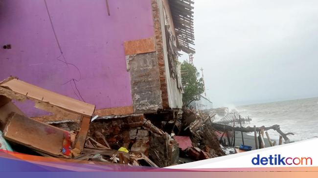 2 Rumah di Mataram Hanyut Akibat Gelombang Pasang