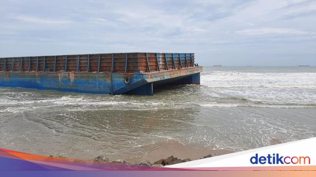Diterjang Gelombang Tinggi, 3 Kapal Terdampar di Pantai Tuban
