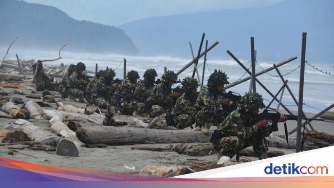 250 Prajurit TNI AL Latihan Operasi Pertahanan di Pantai Skouw Papua