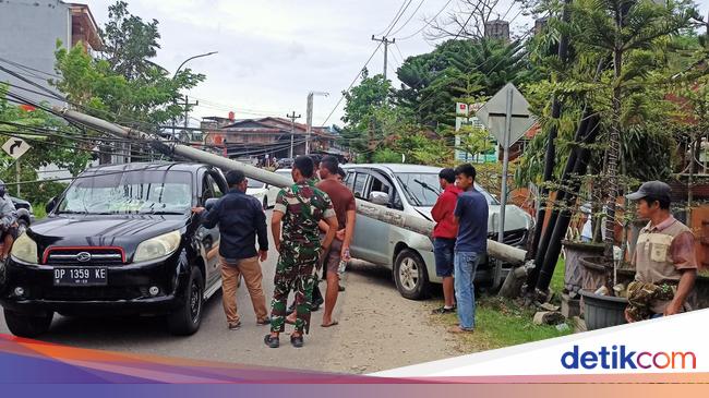 Minibus di Tana Toraja Tabrak Tiang Listrik, Timpa Mobil Dinas TNI