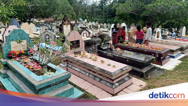 Tradisi Nyekar Umat Kristiani di Palasari Gunakan Canang dan Dupa
