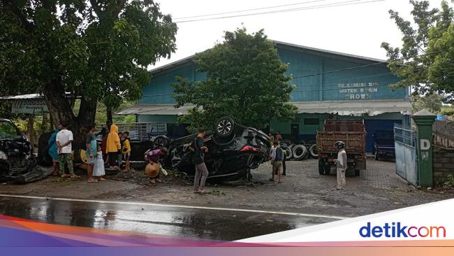 Ngantuk, Sopir Fortuner Tabrak Pikap Parkir di Lombok Ngantuk, Sopir Fortuner Tabrak Pikap Parkir di Lombok