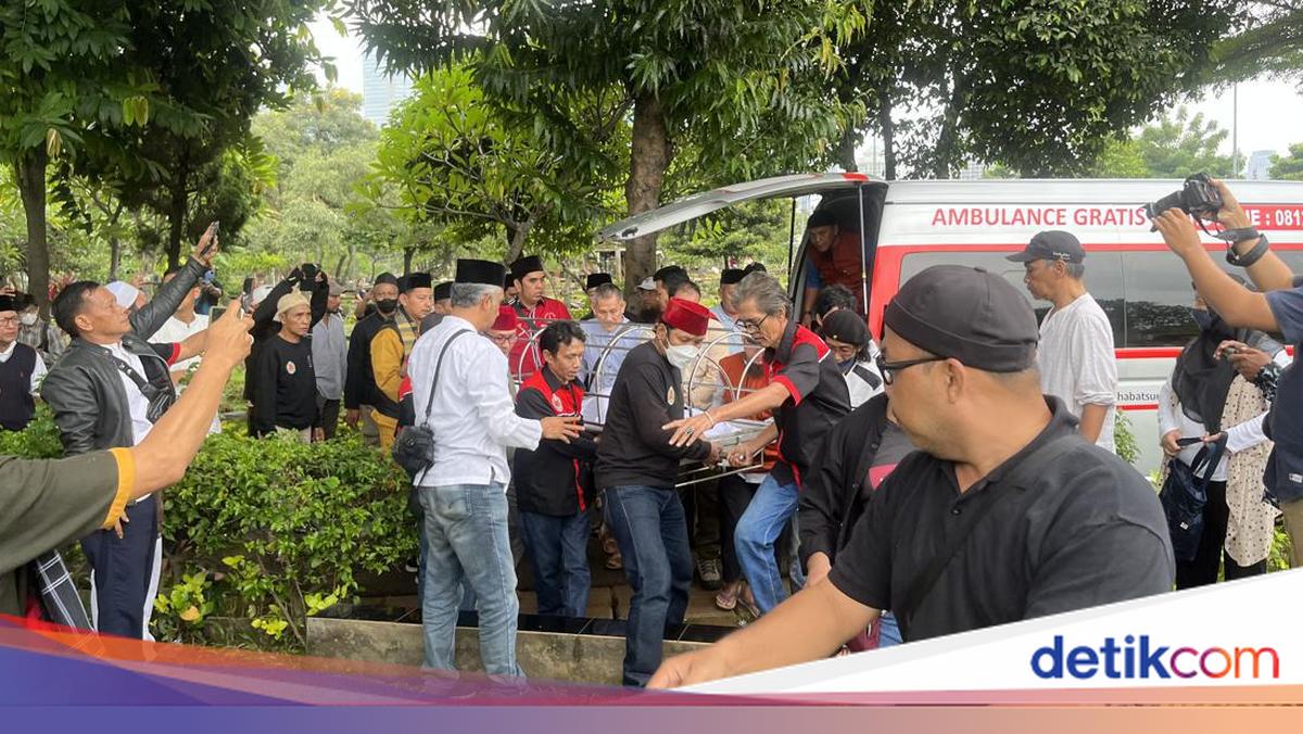 Jenazah Budayawan Betawi Ridwan Saidi Tiba di TPU Karet Bivak
