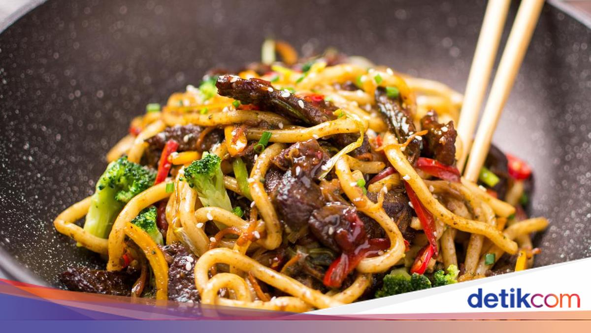 Resep Udon Goreng Daging Sapi dan Brokoli yang Mulur Gurih