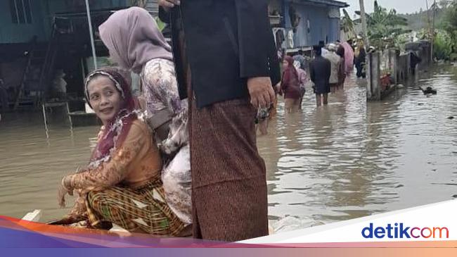 Terdampak Banjir, Warga di Pinrang Antar Uang Panai Pakai Perahu Rakitan