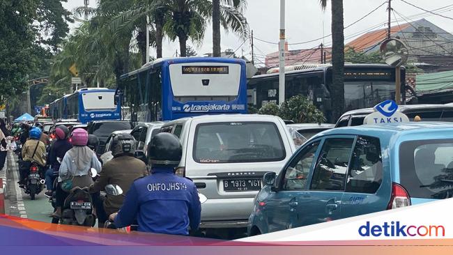 Cerita Adi Ajak Keluarga ke Ragunan Malah Terjebak Macet Parah