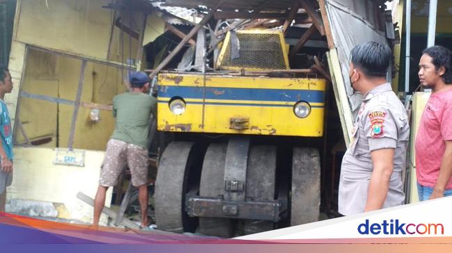 Warung Kikil di Gresik Rusak Tertabrak Alat Berat Turun dari Truk