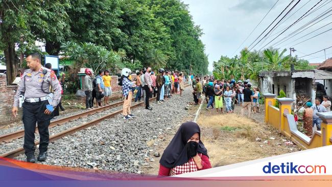 Motor Tertabrak KA Tawang Alun di Kota Probolinggo-Bapak dan 2 Anak Tewas Motor Tertabrak KA Tawang Alun di Kota Probolinggo-Bapak dan 2 Anak Tewas
