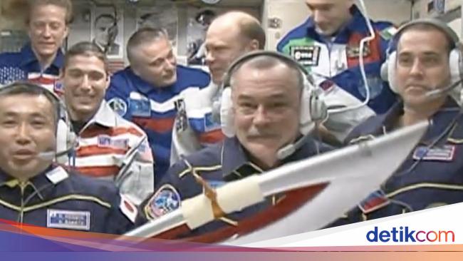 Potret 10 Benda Aneh & Bersejarah yang Dibawa ke Luar Angkasa