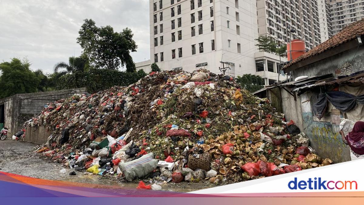 Pihak Pasar Kemiri Muka soal Gunungan Sampah: Kadang Diangkut, Kadang Nggak
