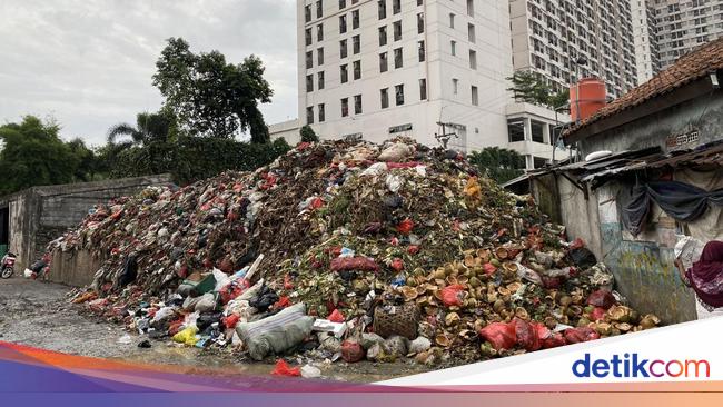 Sampah Menggunung Di Pasar Kemiri Muka Anggota Dprd Depok Darurat Sampah