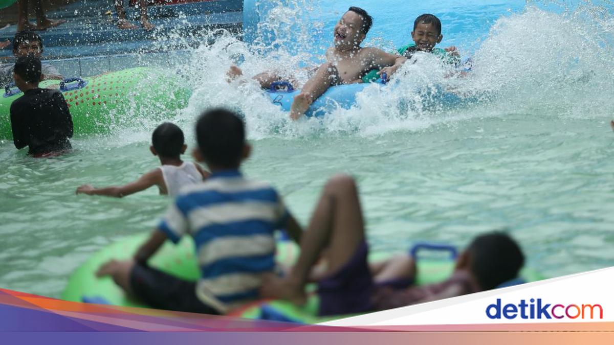 Musim Hujan Tak Surutkan Antusiasme Wisatawan di Gumati Waterpark