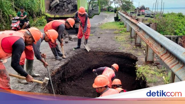 Turis Waspada! Jalan ke Pantai Cemagi Jebol-Lubang Menganga