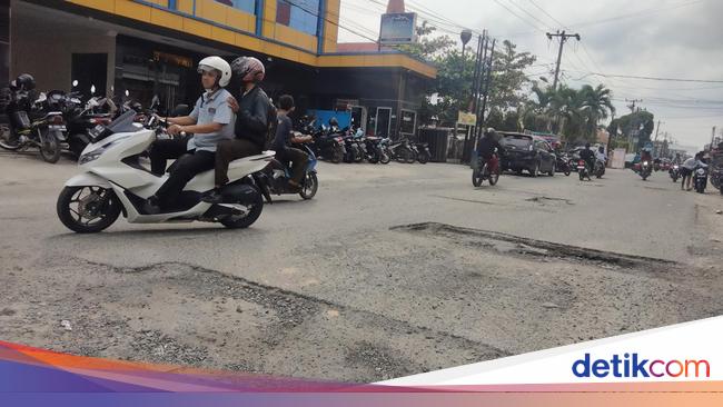 Bahaya! Jalan Sisingamangaraja Kisaran DIkeruk-Dibiarkan Menganga