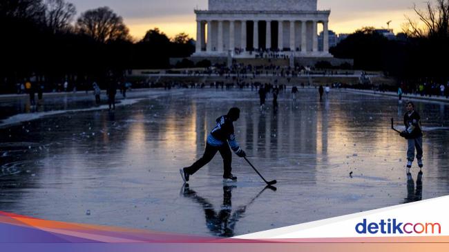 Warga AS Main Hoki Es di Kolam yang Membeku
