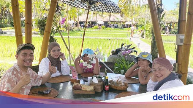 Keseruan Indra Bekti saat Kulineran bareng Keluarga di Bali