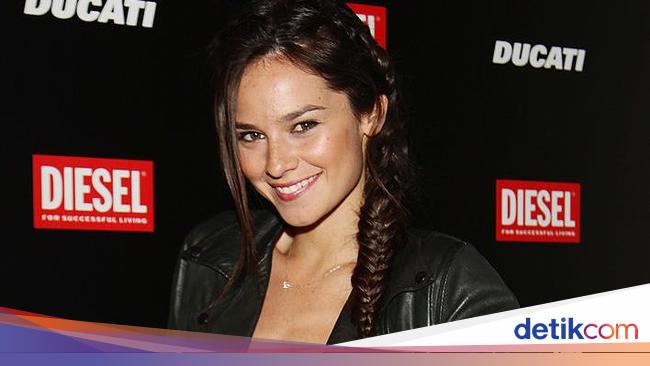 Potret Katy Louise Saunders, Aktris Inggris Istri Song Joong Ki
