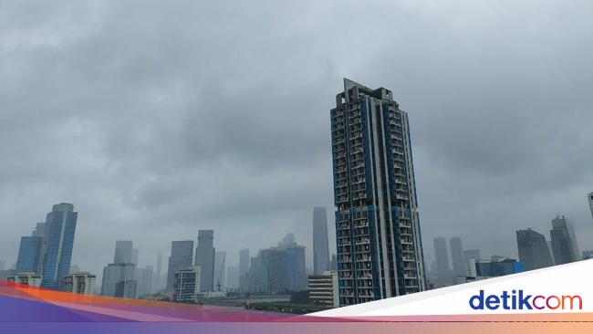 Langit Jakarta Diselimuti Mendung, BMKG Keluarkan Peringatan Dini