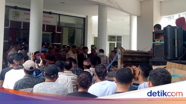 Warga Desak Bupati Manggarai Barat Tunda Pelantikan 4 Kades