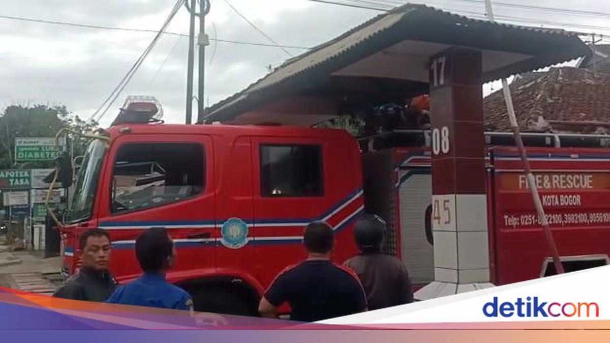 Mobil Damkar Bogor Terhalang Gapura-Parkir Liar Saat Akan ke TKP Kebakaran
