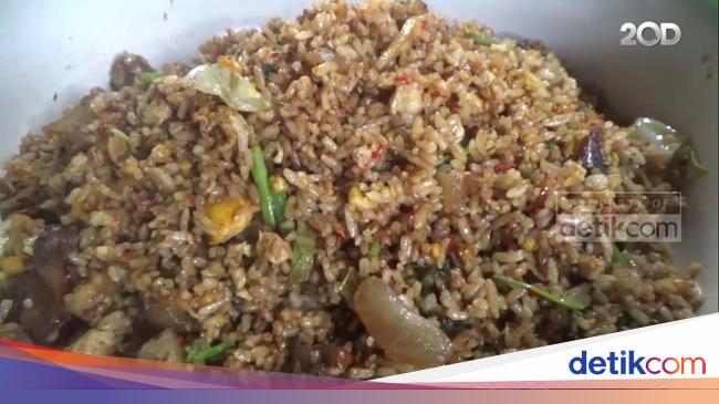 Porsi Jumbo! Nasi Goreng Kikil di Lumajang Ini Disajikan di Baskom