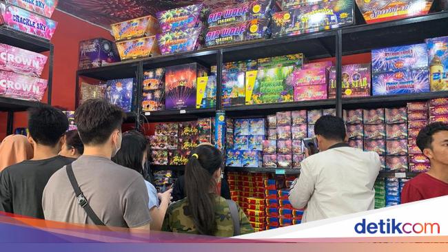 Penjualan Kembang Api di Medan Naik Tahun Ini, Harga Ikut Melambung