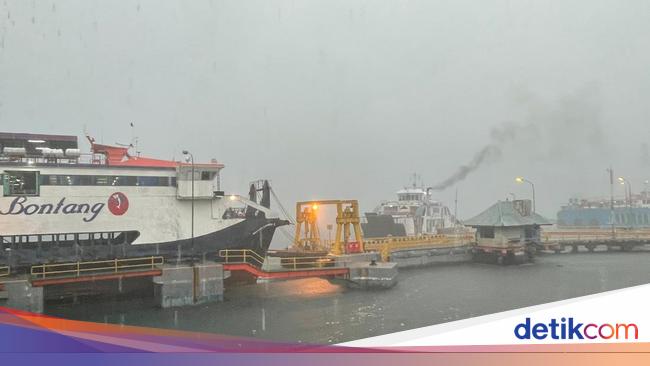 Hujan Lebat-Angin Kencang, Penyeberangan di Selat Bali Ditutup 18 Menit
