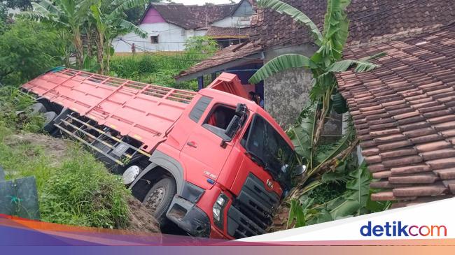 Truk Tronton Terguling ke Pekarangan Rumah di Jalan Jogja-Solo Klaten